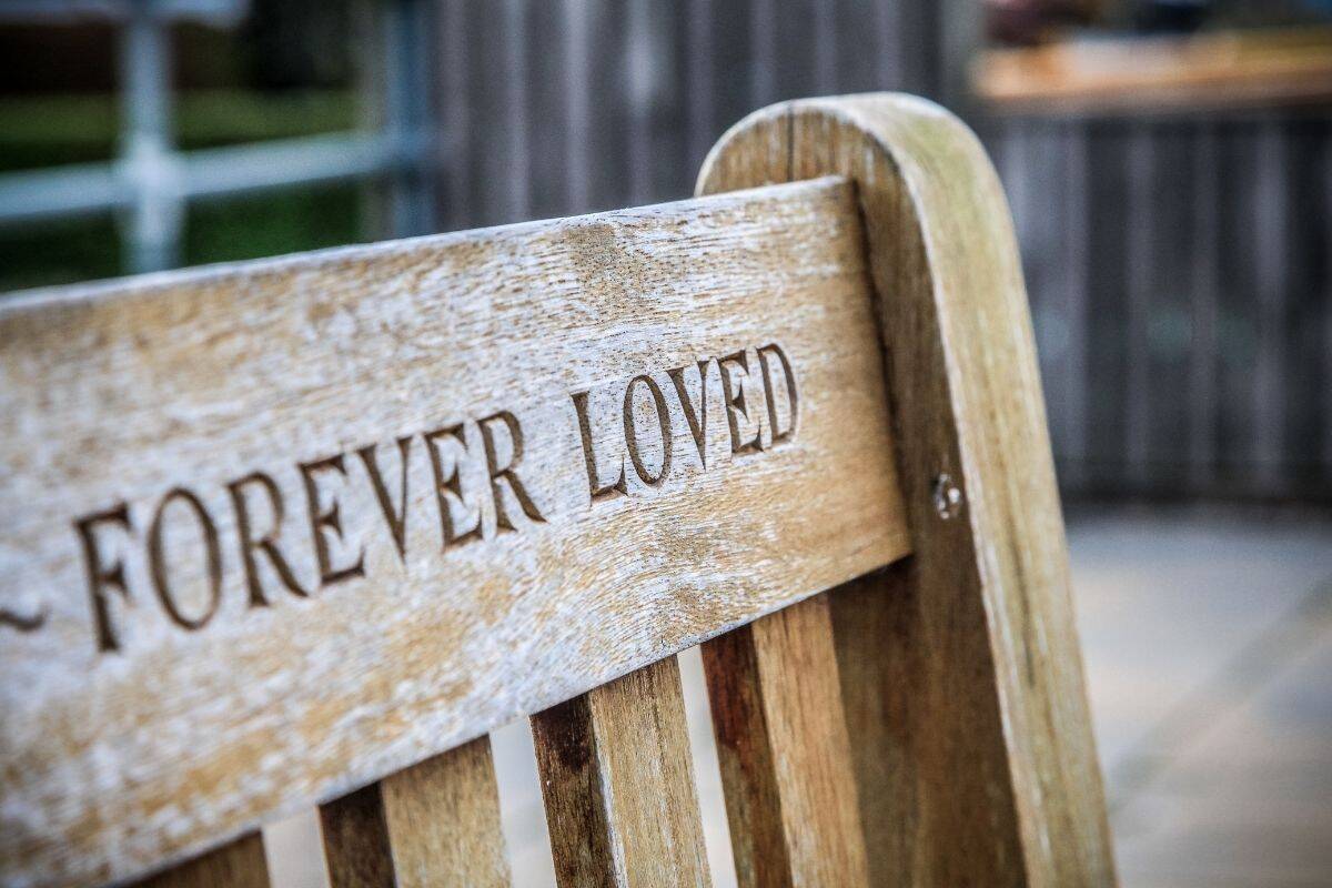 Memorial bench inscription ideas | AK Lander